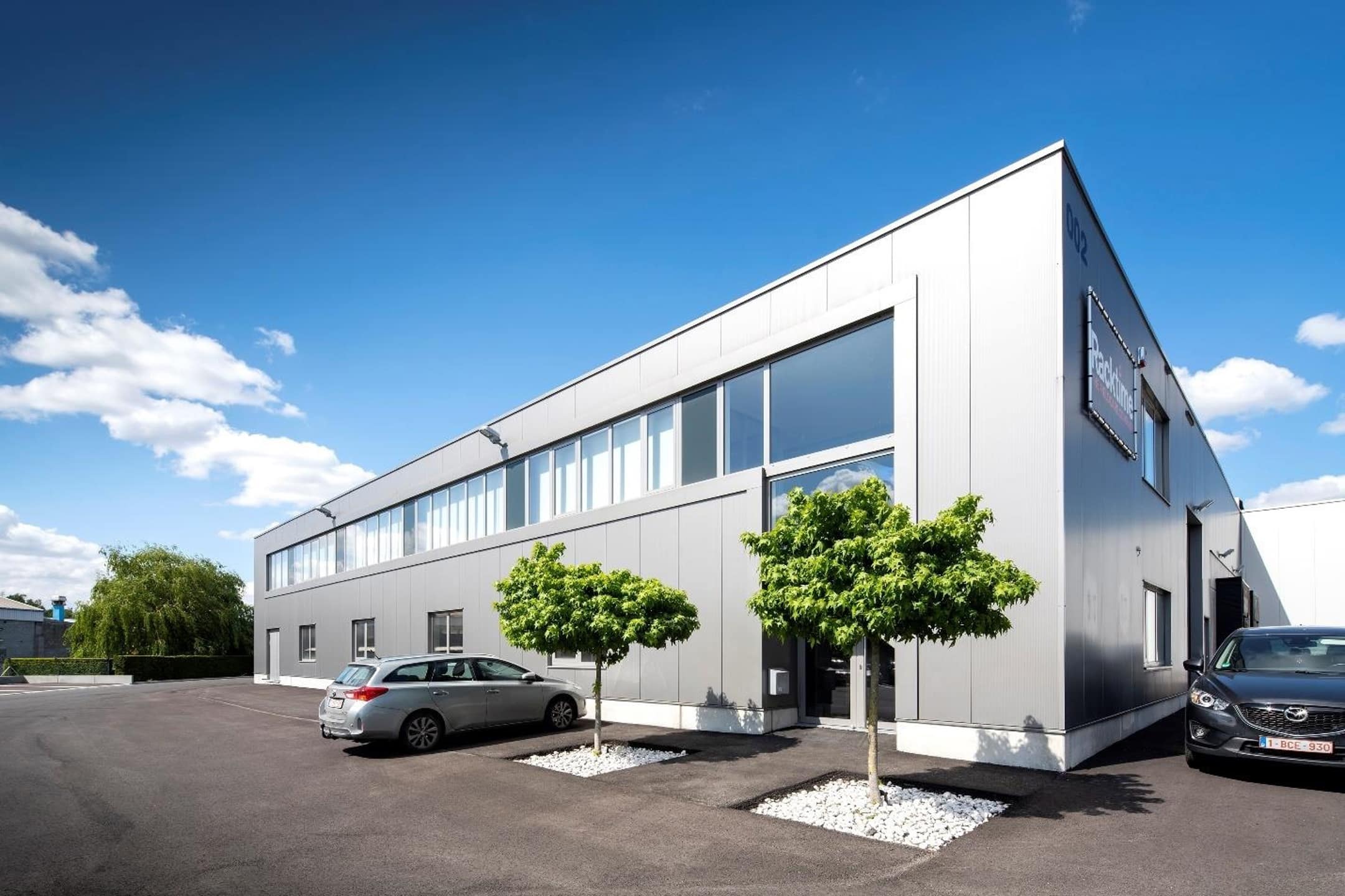 Willebroek: Modern commercial building with loading docks - Oreon Properties